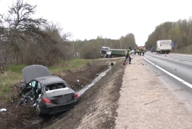 BB.lv: На Вентспилсском шоссе столкнулись грузовик и легковой автомобиль